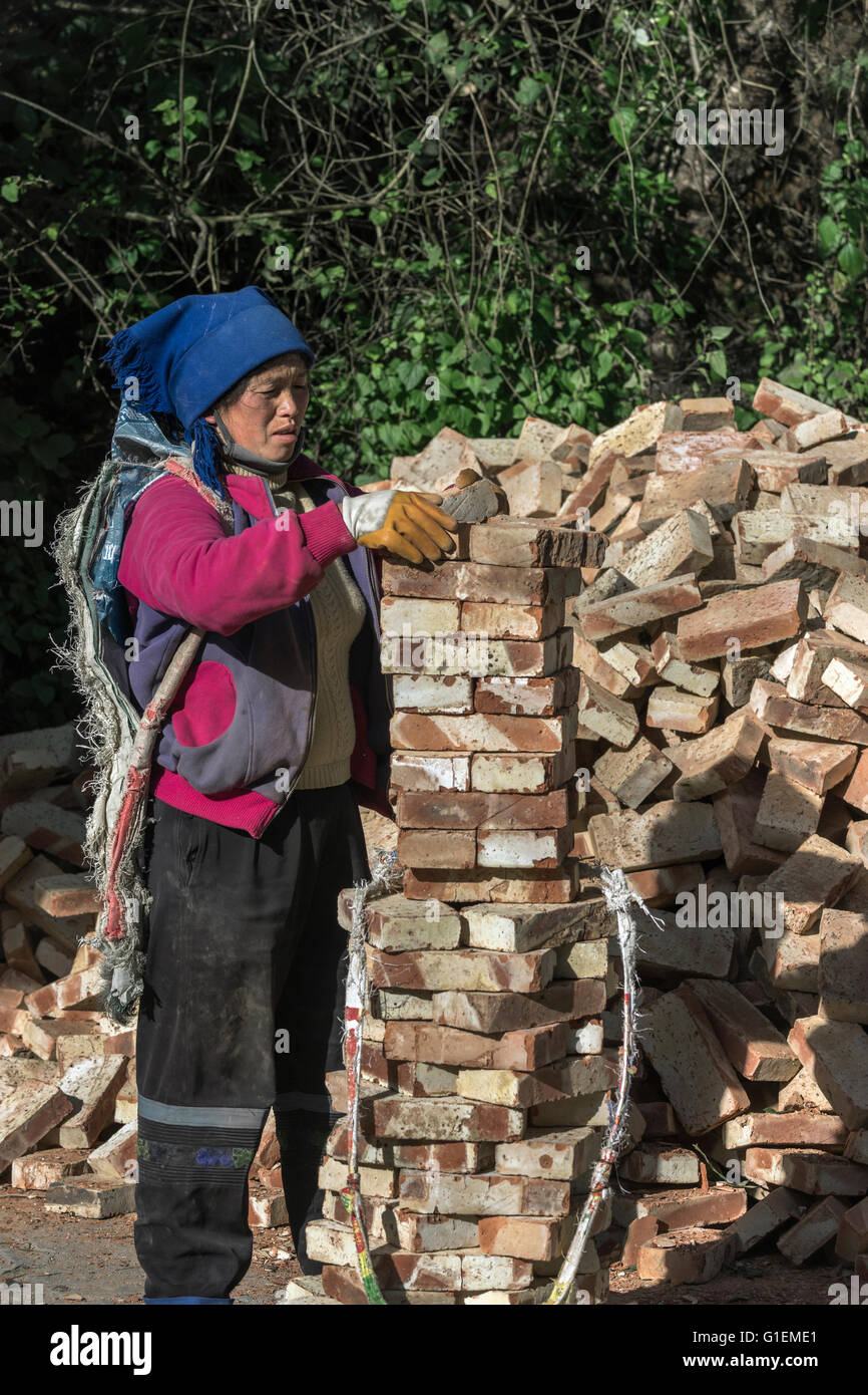 Construction labourer carrying hi-res stock photography and images - Alamy