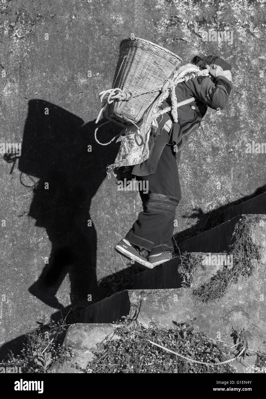 Woman Carrying Heavy Load On Head Stock Photos & Woman Carrying Heavy ...