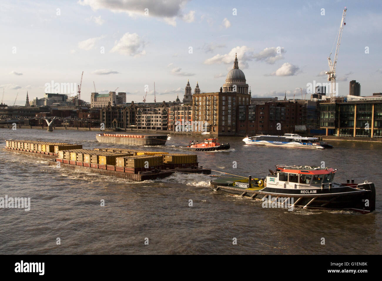 Barge in southbank hi-res stock photography and images - Alamy