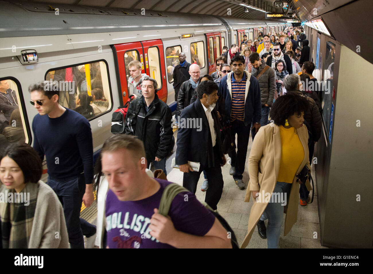 London waterloo underground hi-res stock photography and images - Alamy