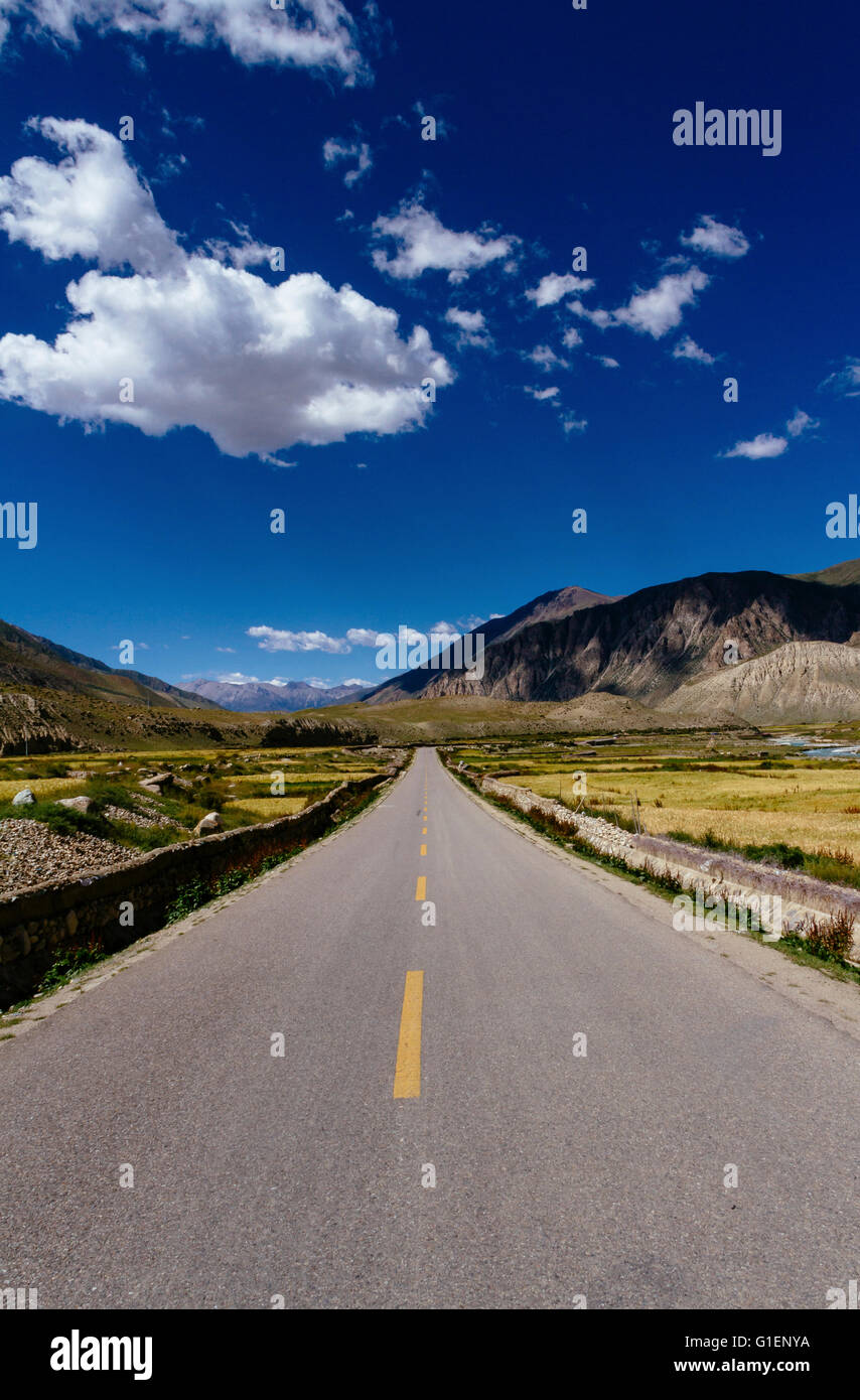 Tibet, China - The view of Chinese 318 National Road in the wild Stock ...