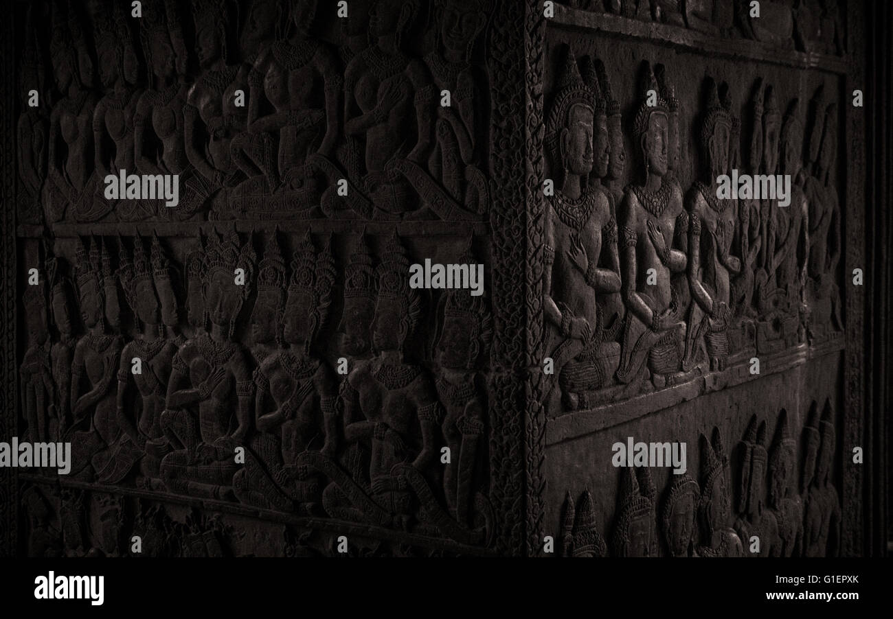 Stone carvings in the outer gallery of Angkor Wat, Cambodia Stock Photo ...