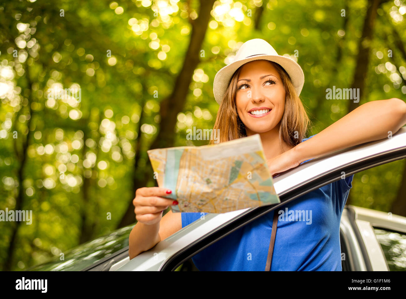 Girl looking on the map hi-res stock photography and images - Alamy