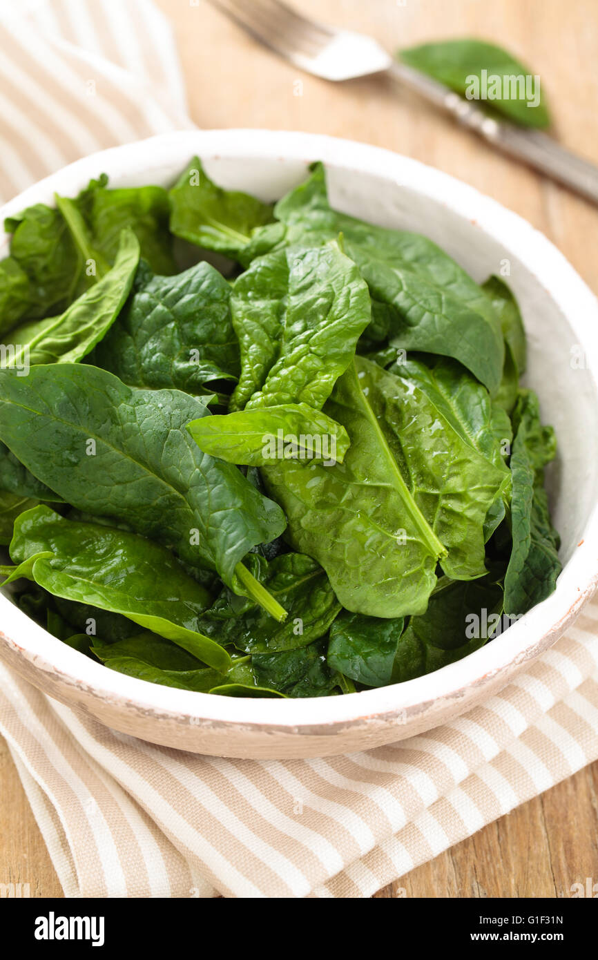 Spinach leaf on plate hi-res stock photography and images - Alamy
