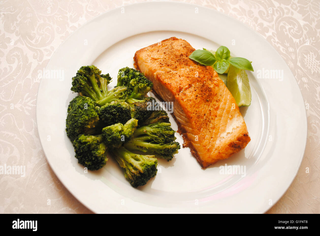 Steamed salmon broccoli hi-res stock photography and images - Alamy