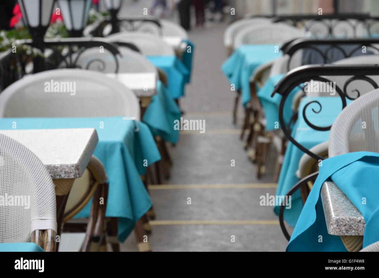 Restaurant empty tables hi-res stock photography and images - Alamy