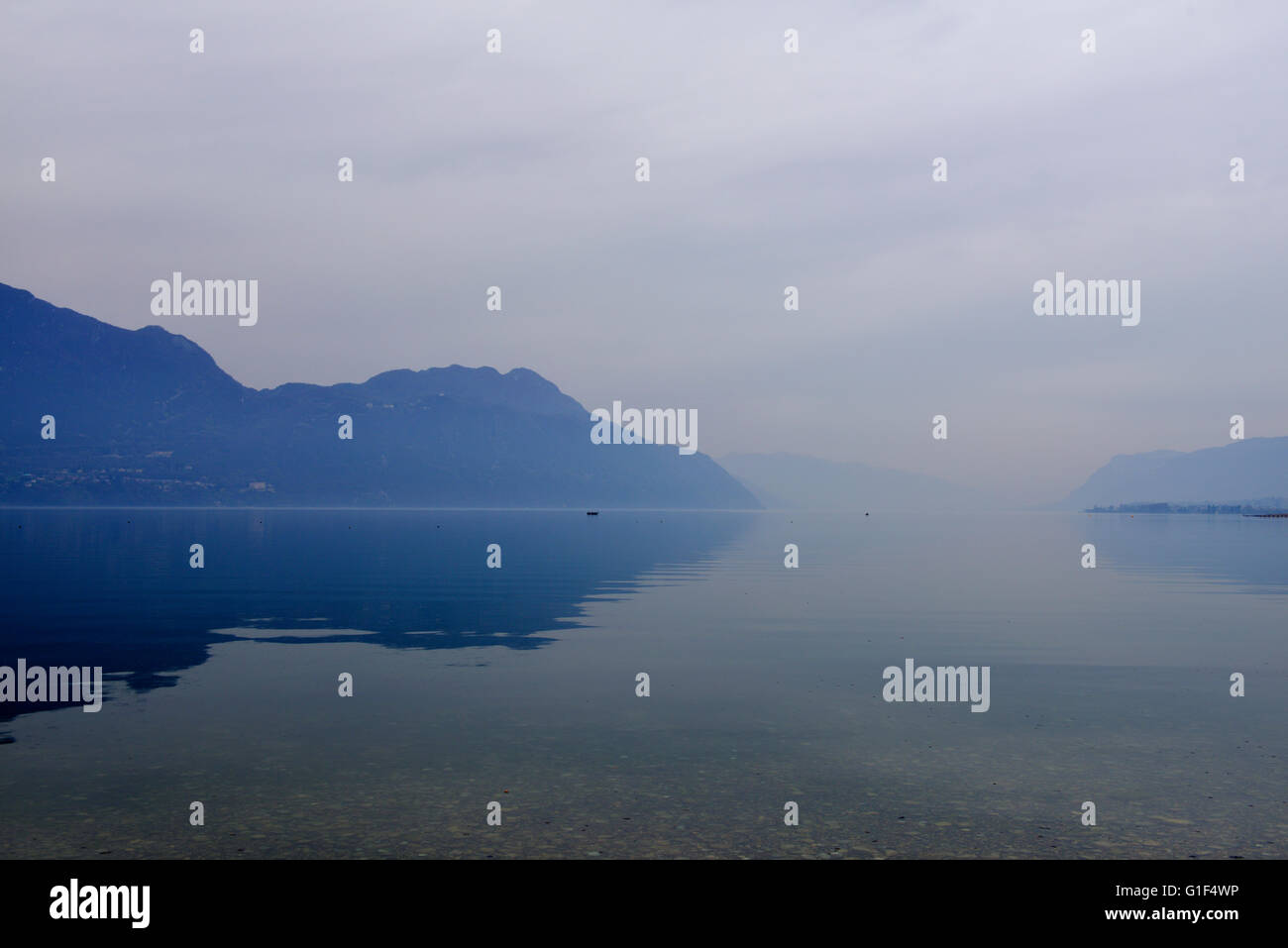 Mist over lake hi-res stock photography and images - Alamy