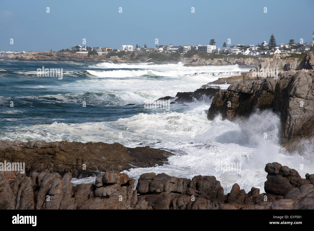 Ocean waves crash against rocks hi-res stock photography and images - Alamy