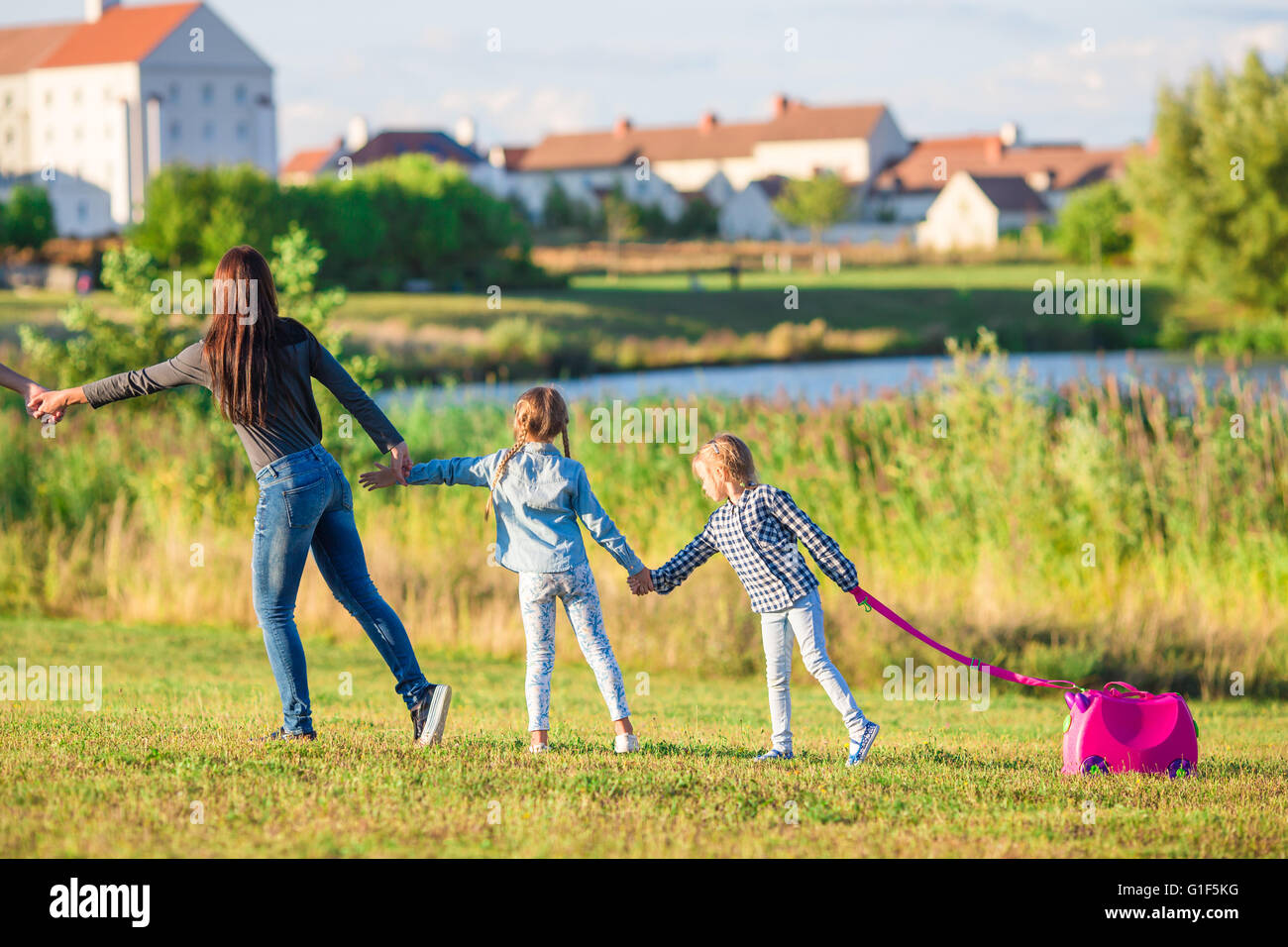 Family with baggage on vacation Stock Photo - Alamy