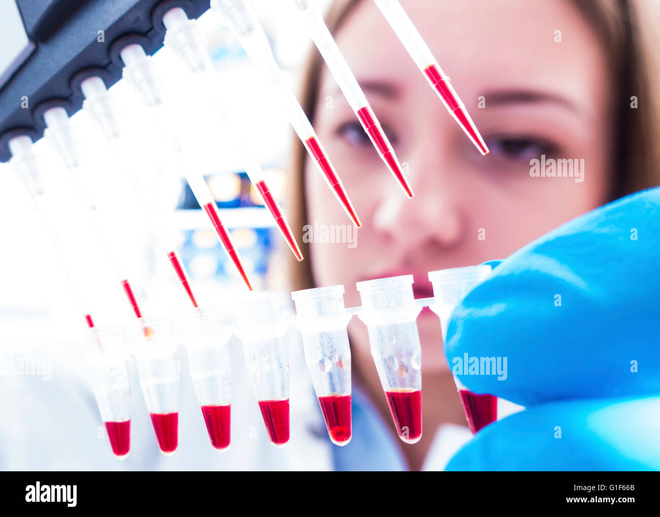 Micro pipette hi-res stock photography and images - Alamy