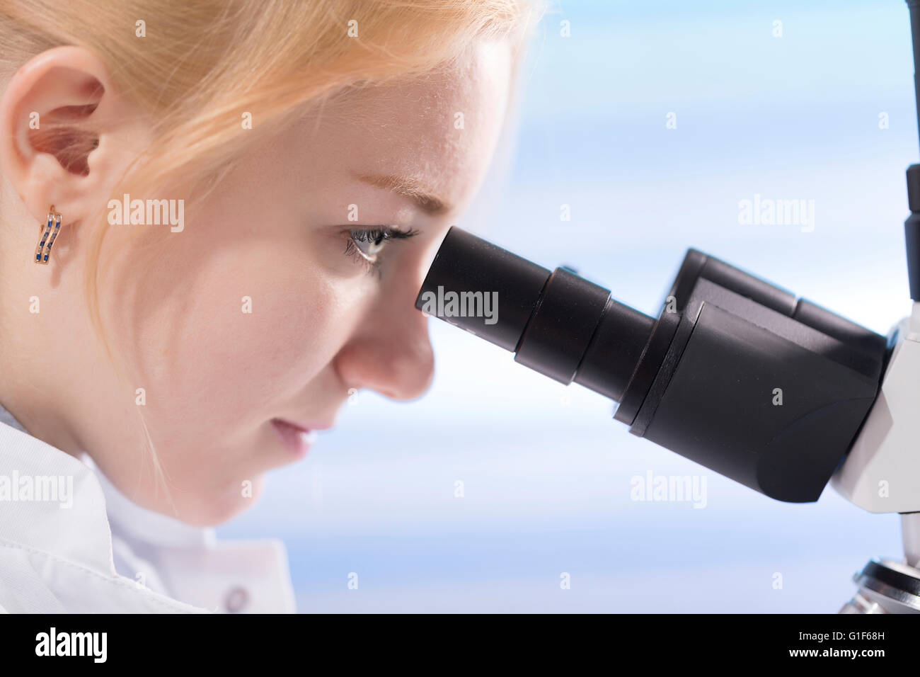 MODEL RELEASED. Female lab technician using microscope Stock Photo - Alamy