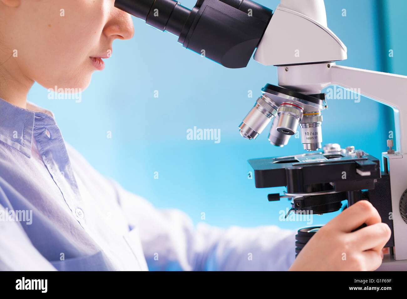 Lab technician using microscope hi-res stock photography and images - Alamy