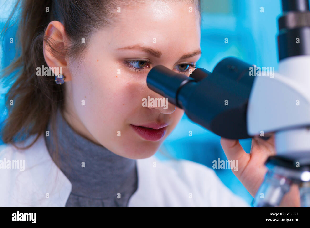 MODEL RELEASED. Female scientist using microscope Stock Photo - Alamy