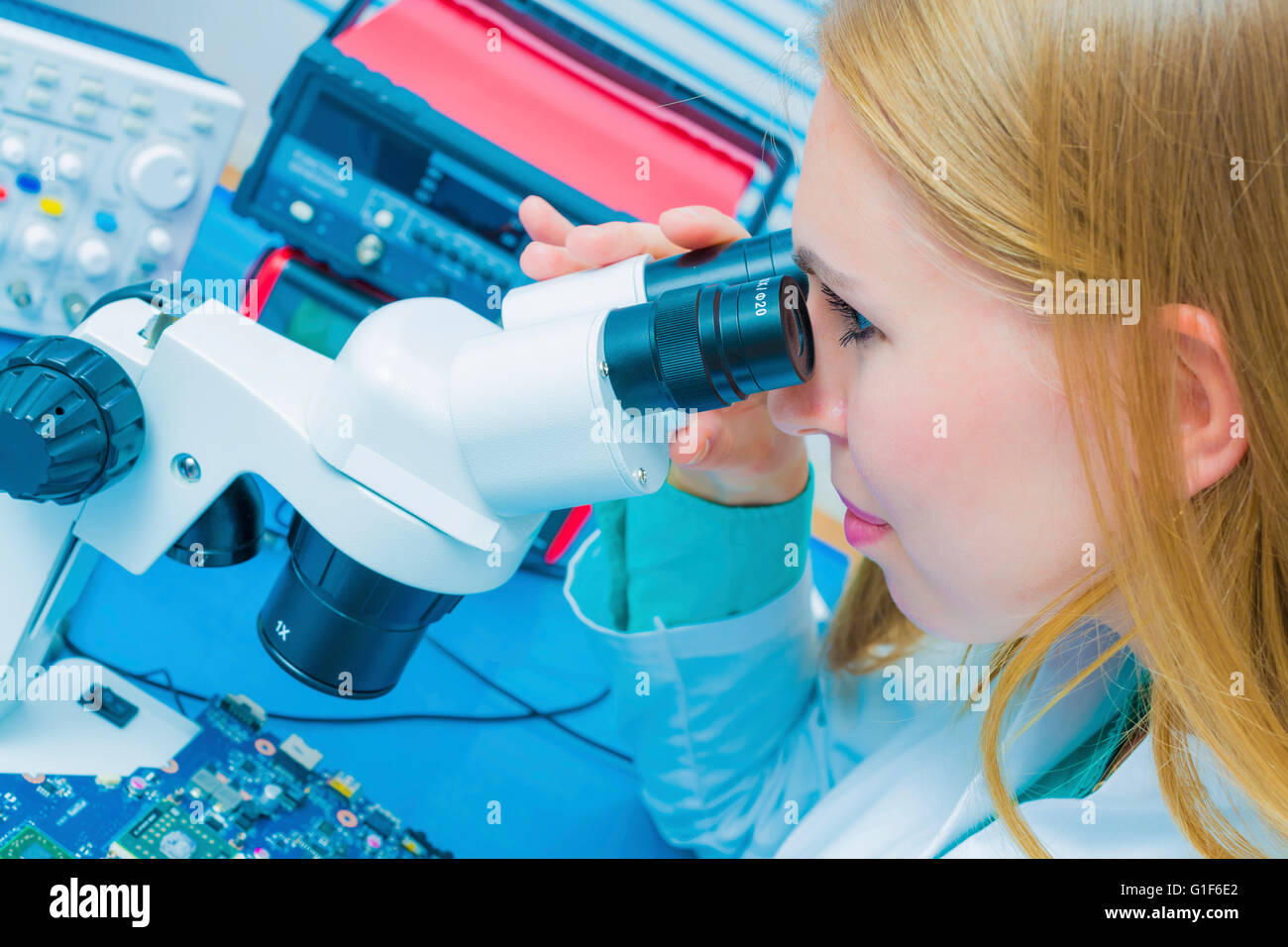 MODEL RELEASED. Laboratory assistant using a microscope Stock Photo - Alamy