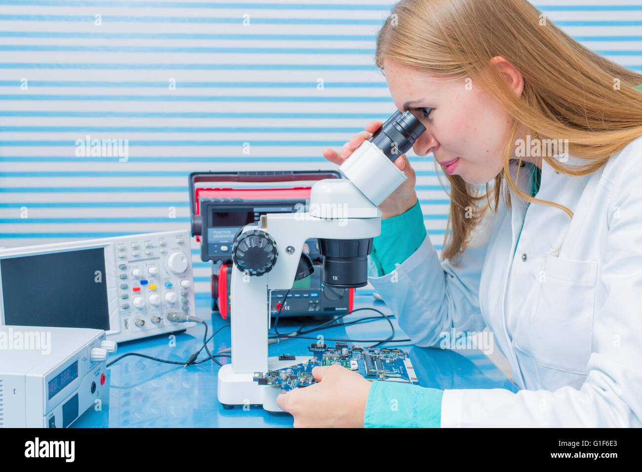Microscope women laboratory hi-res stock photography and images - Alamy