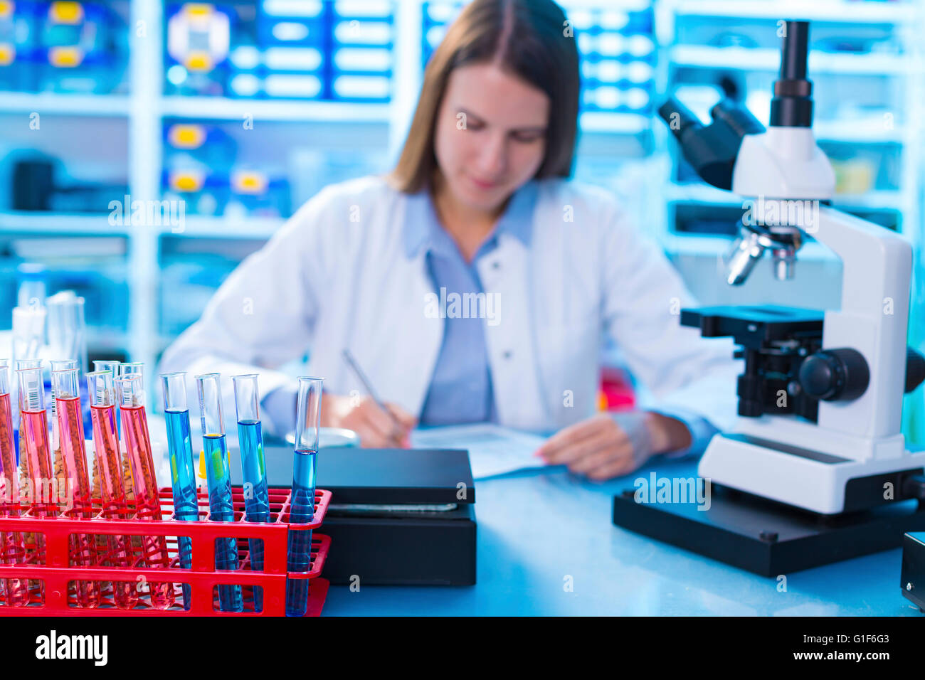 Scientist working lab hi-res stock photography and images - Alamy
