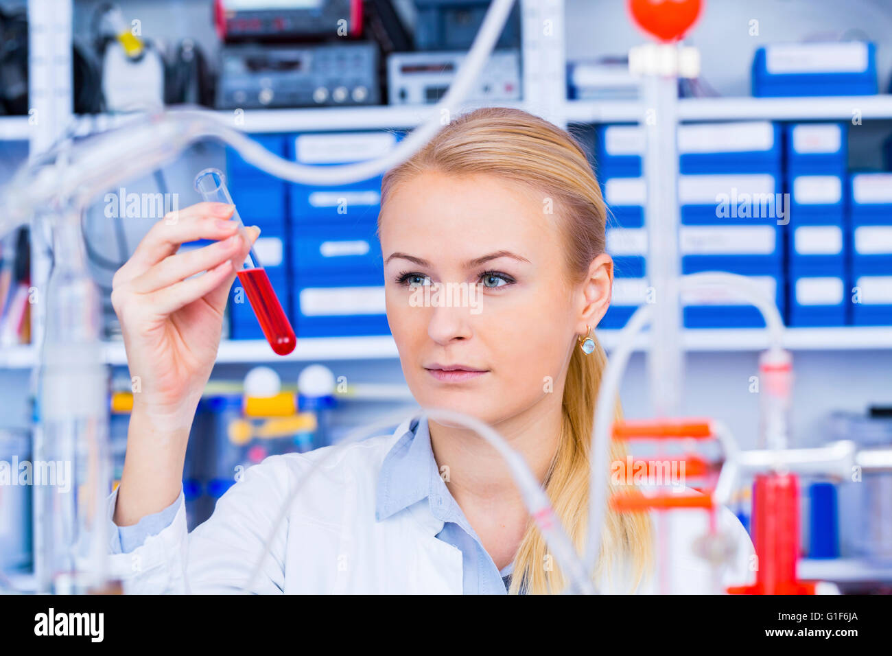 Female chemist hi-res stock photography and images - Alamy