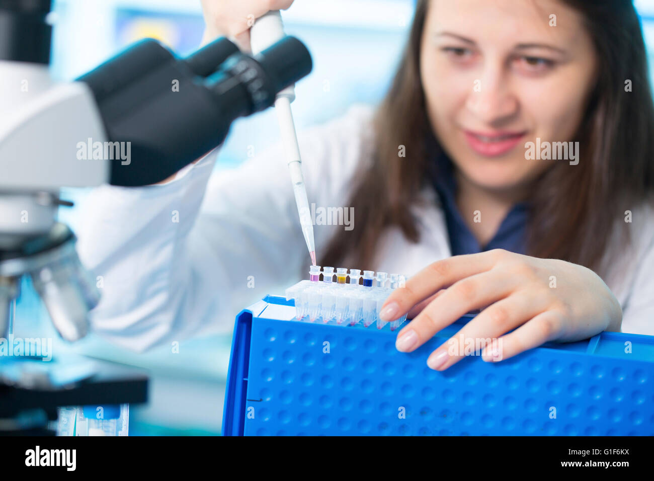 Using pipette working in lab hi-res stock photography and images - Alamy