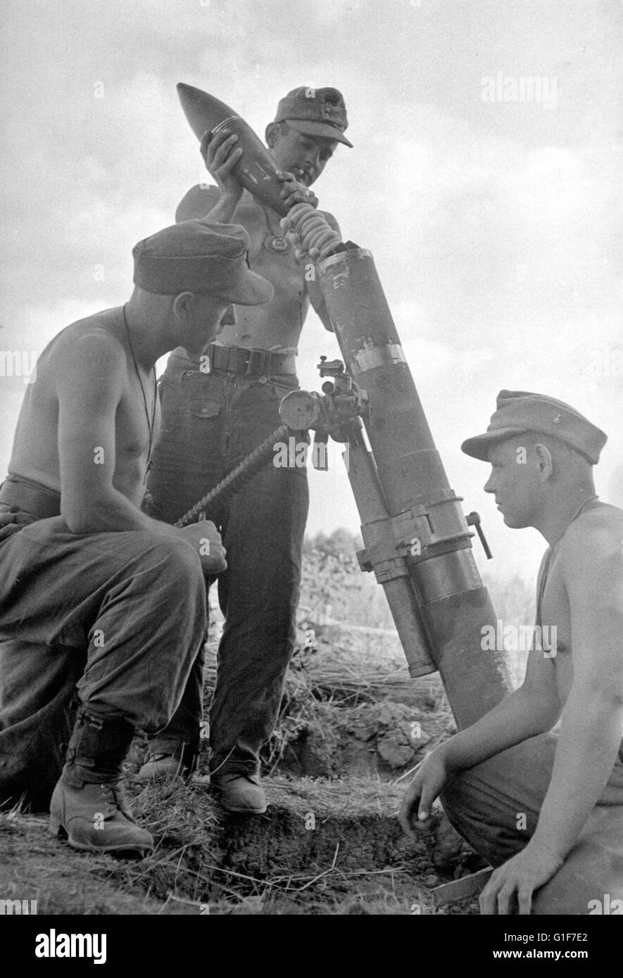 German Wehrmacht Soldiers with 120mm Mortar Summer 1944 Eastern Front ...