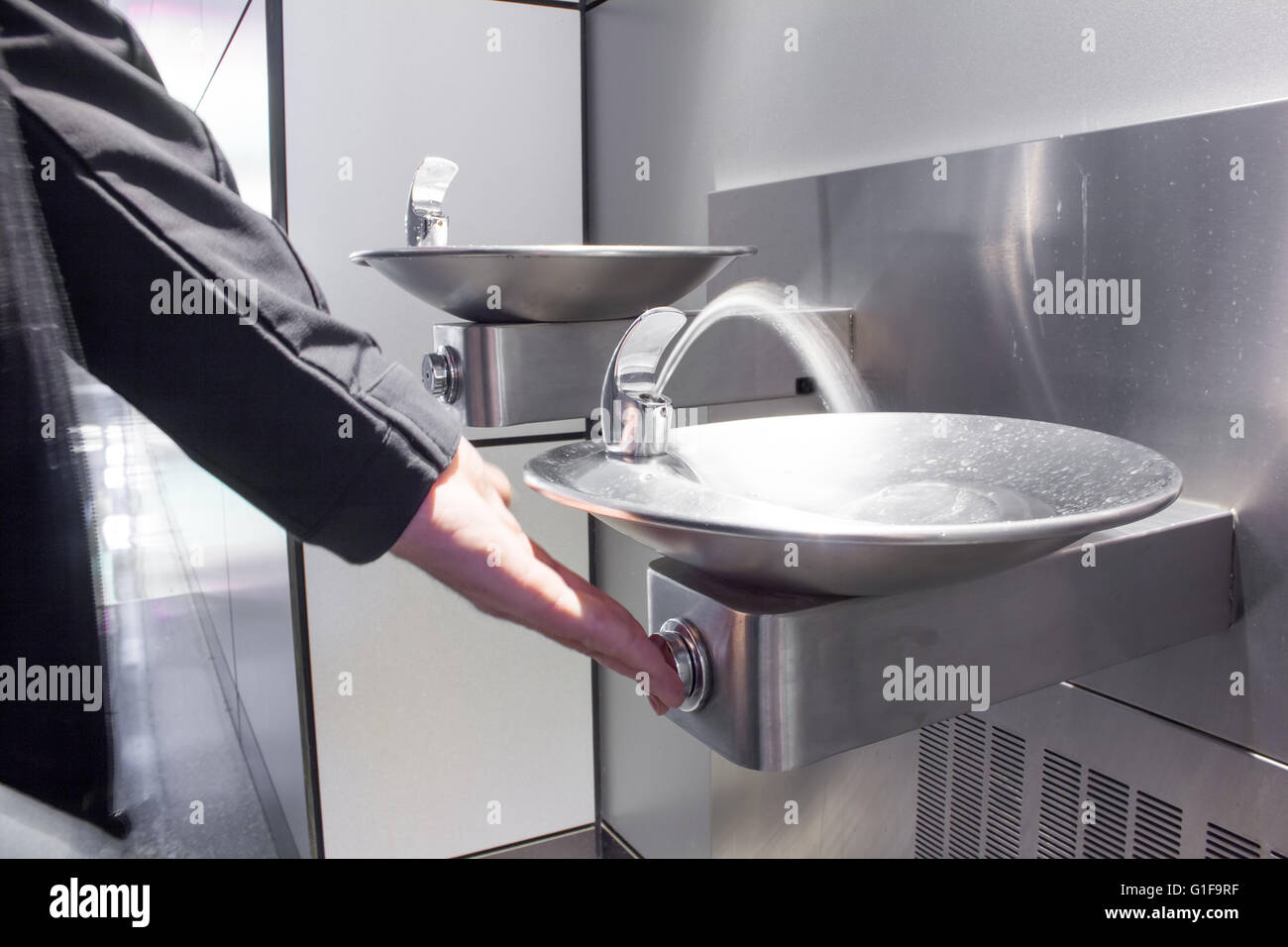 Airport water fountain hi-res stock photography and images - Alamy