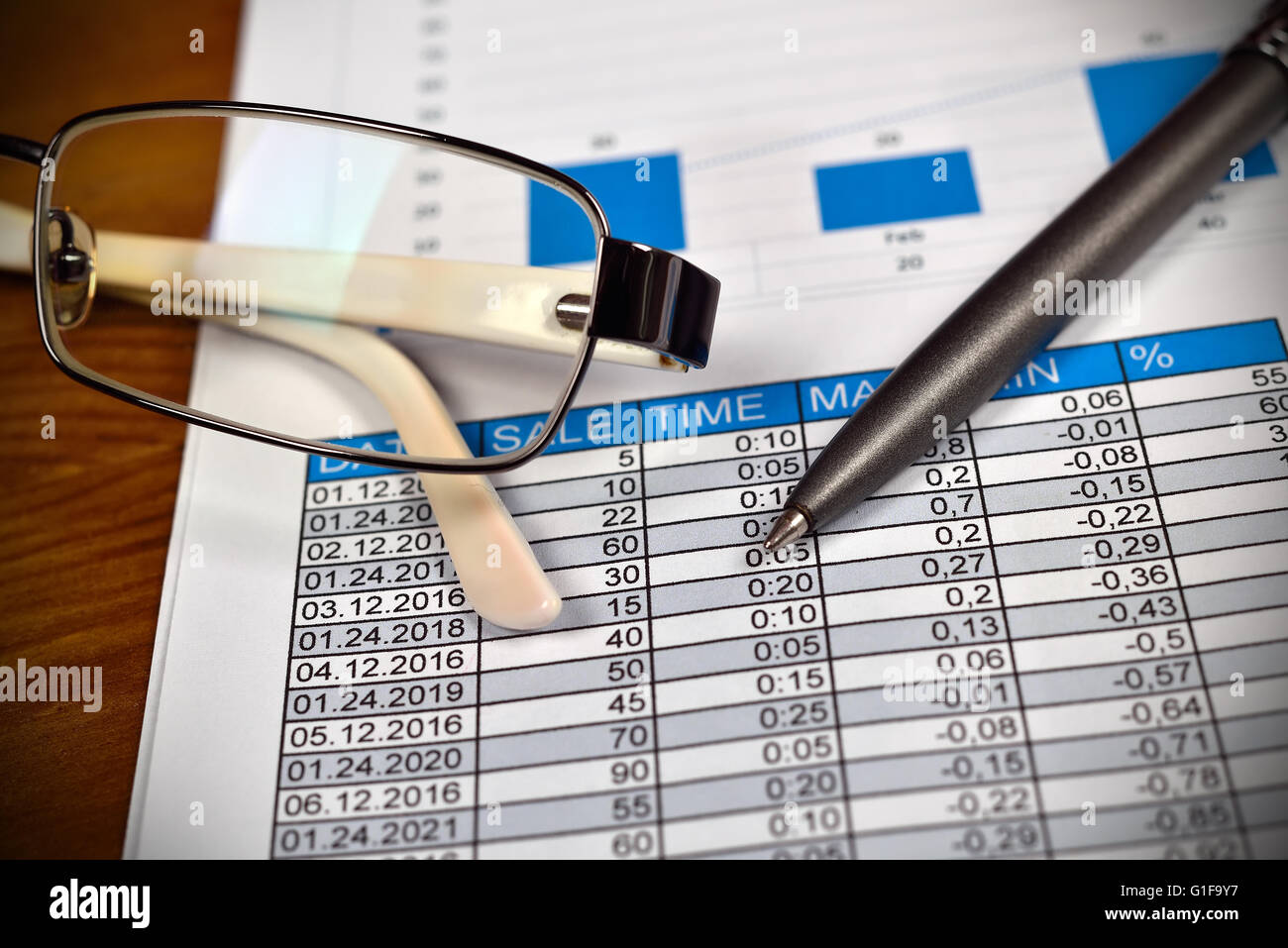 Financial report graph chart hi-res stock photography and images - Alamy