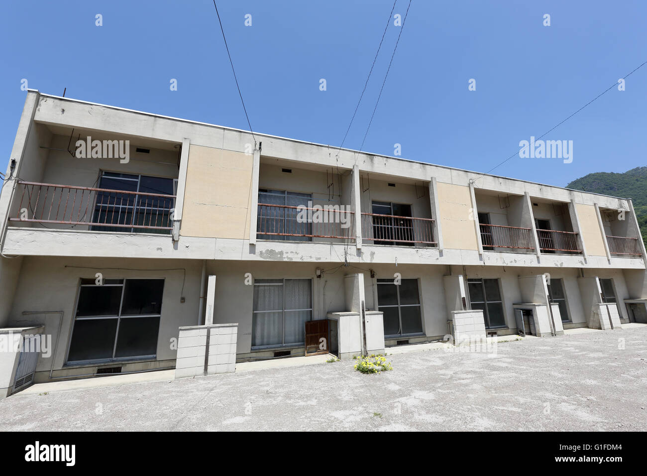 Vacant old Japanese apartment building against the blue sky Stock Photo ...
