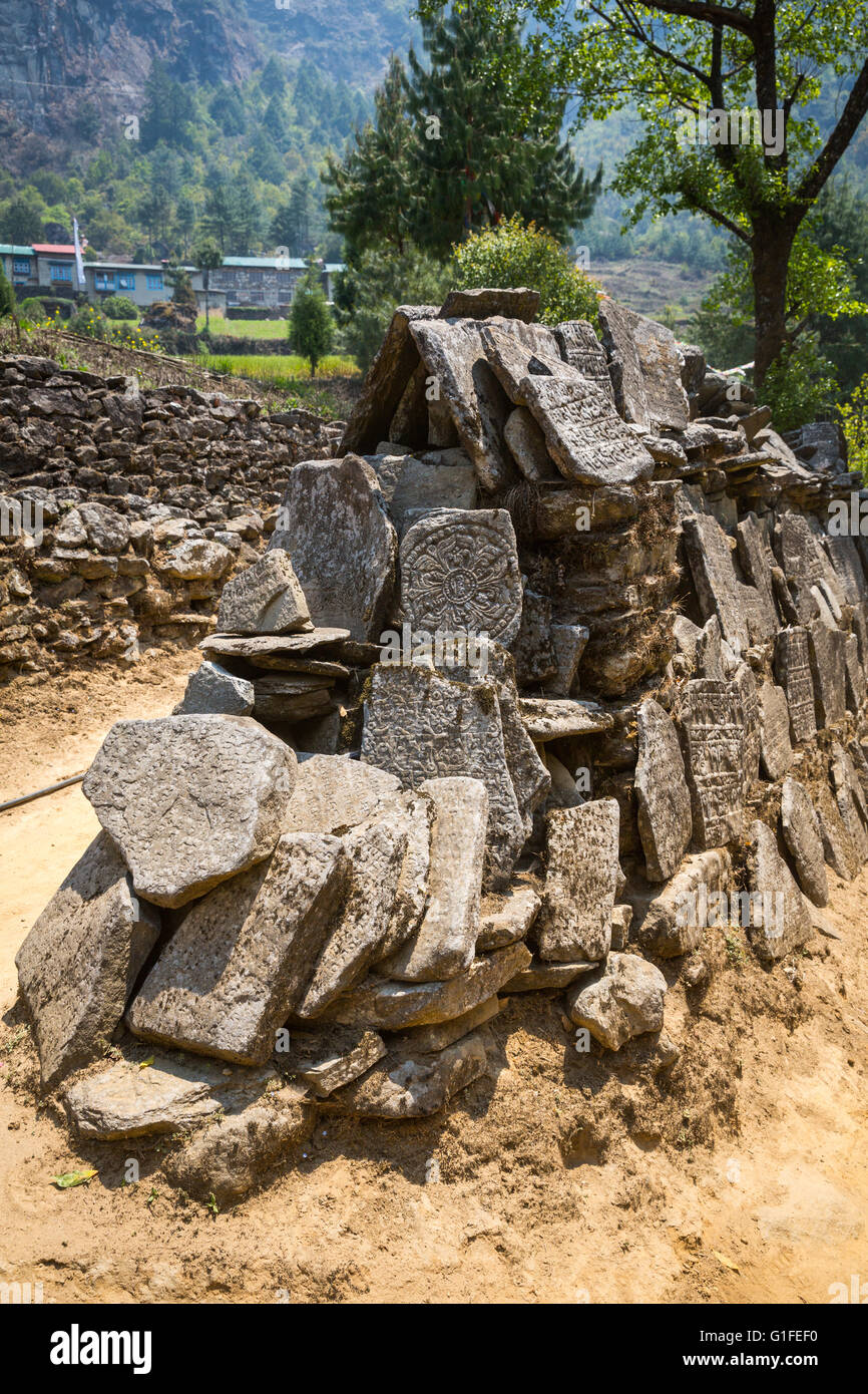Stone table on the track to the Everest base camp Stock Photo - Alamy