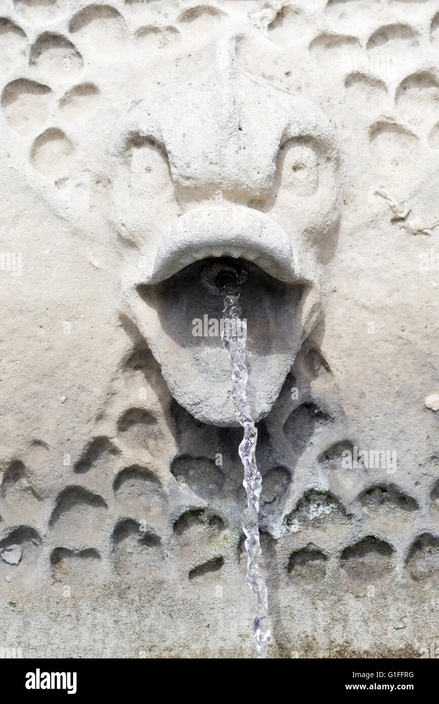 3 fish fountain hi-res stock photography and images - Alamy