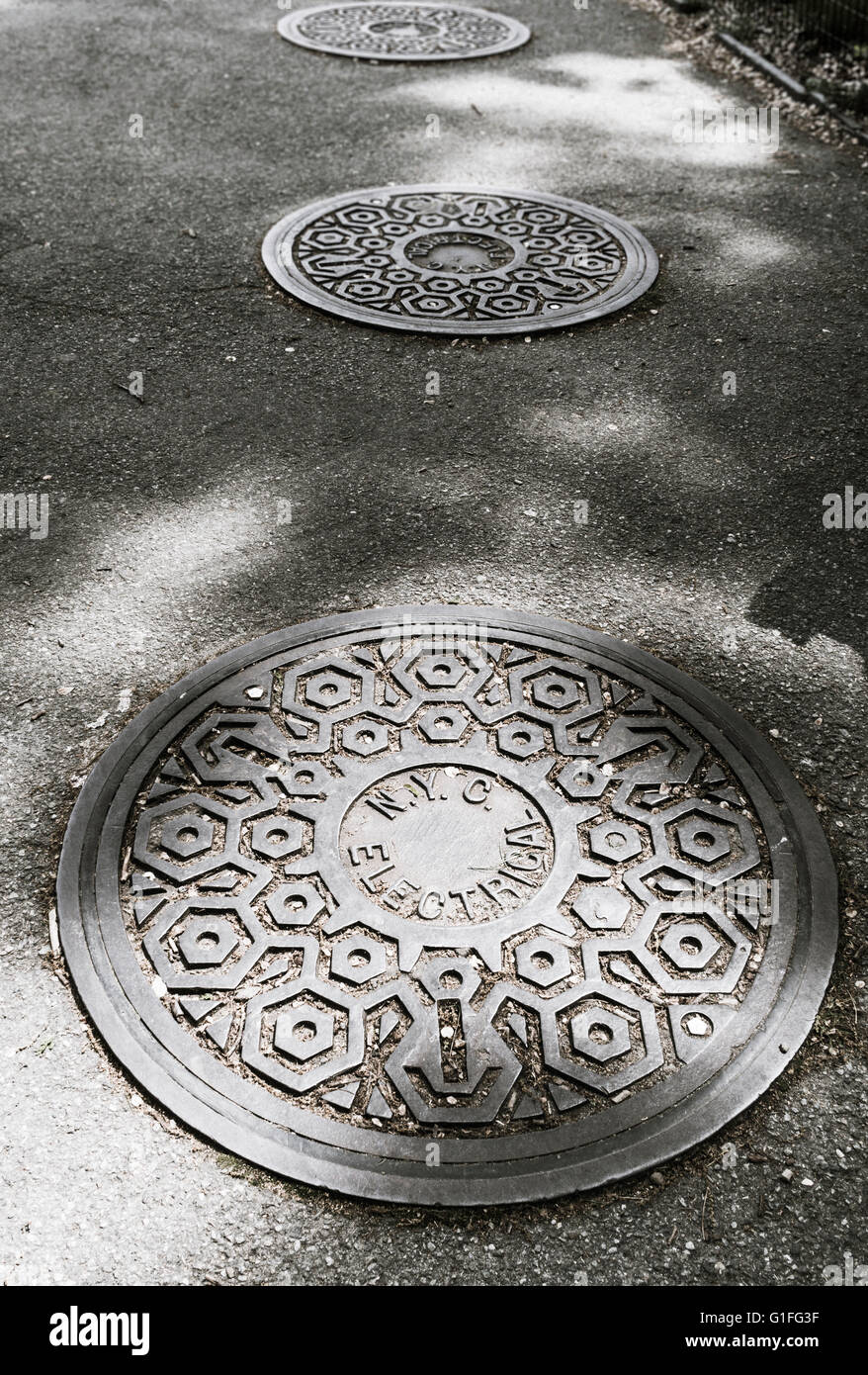 Manhole covers hi-res stock photography and images - Alamy