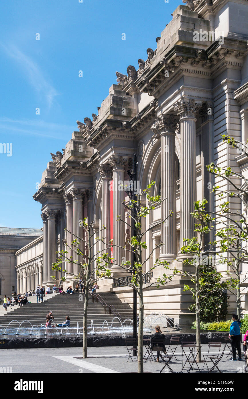Museum outdoor banners hi-res stock photography and images - Alamy