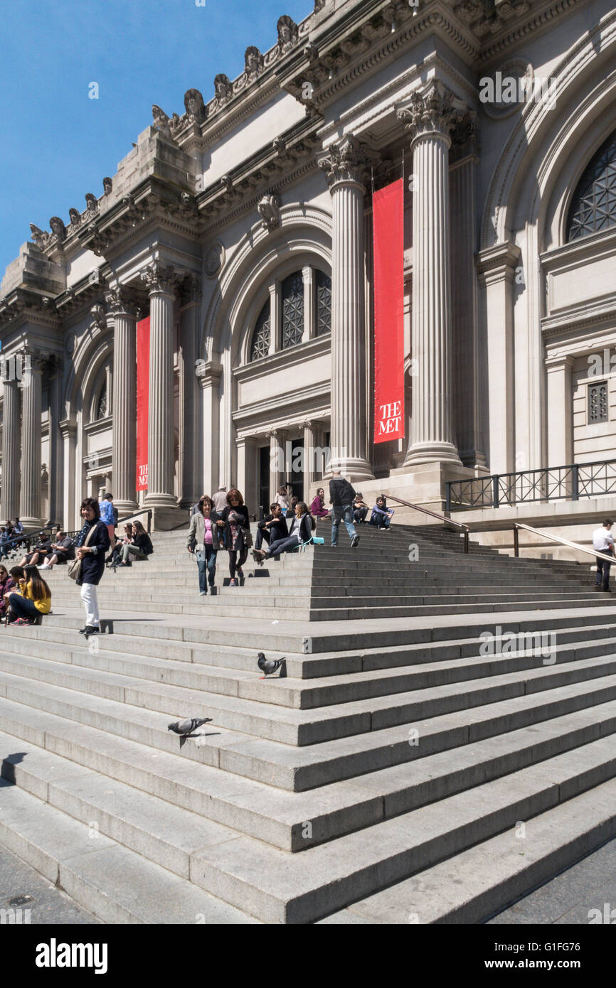 The metropolitan museum of art steps hi-res stock photography and ...