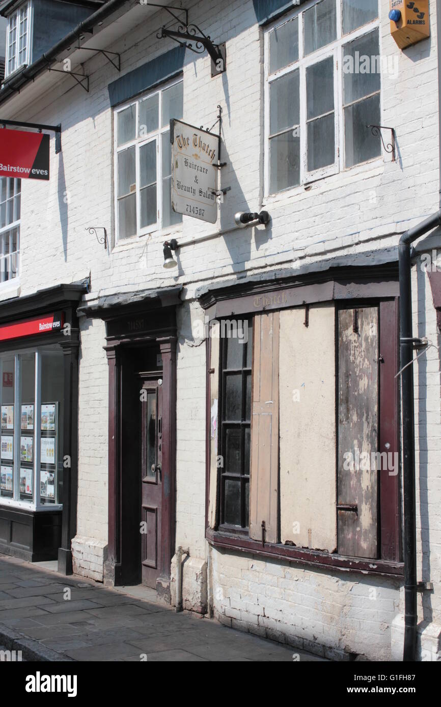 Shop front in disrepair and derelict Stock Photo - Alamy