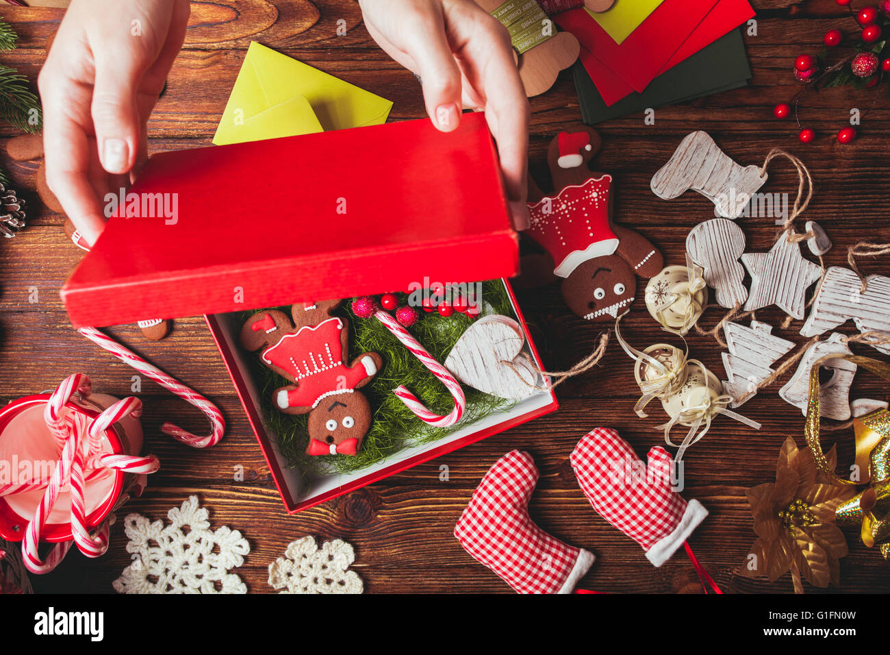 Preparation a Christmas gift box Stock Photo - Alamy