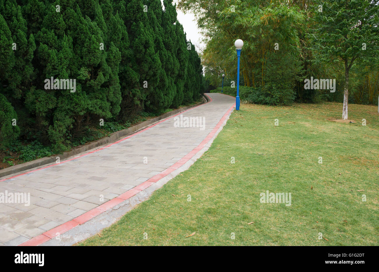 outdoor curved pathway Stock Photo - Alamy