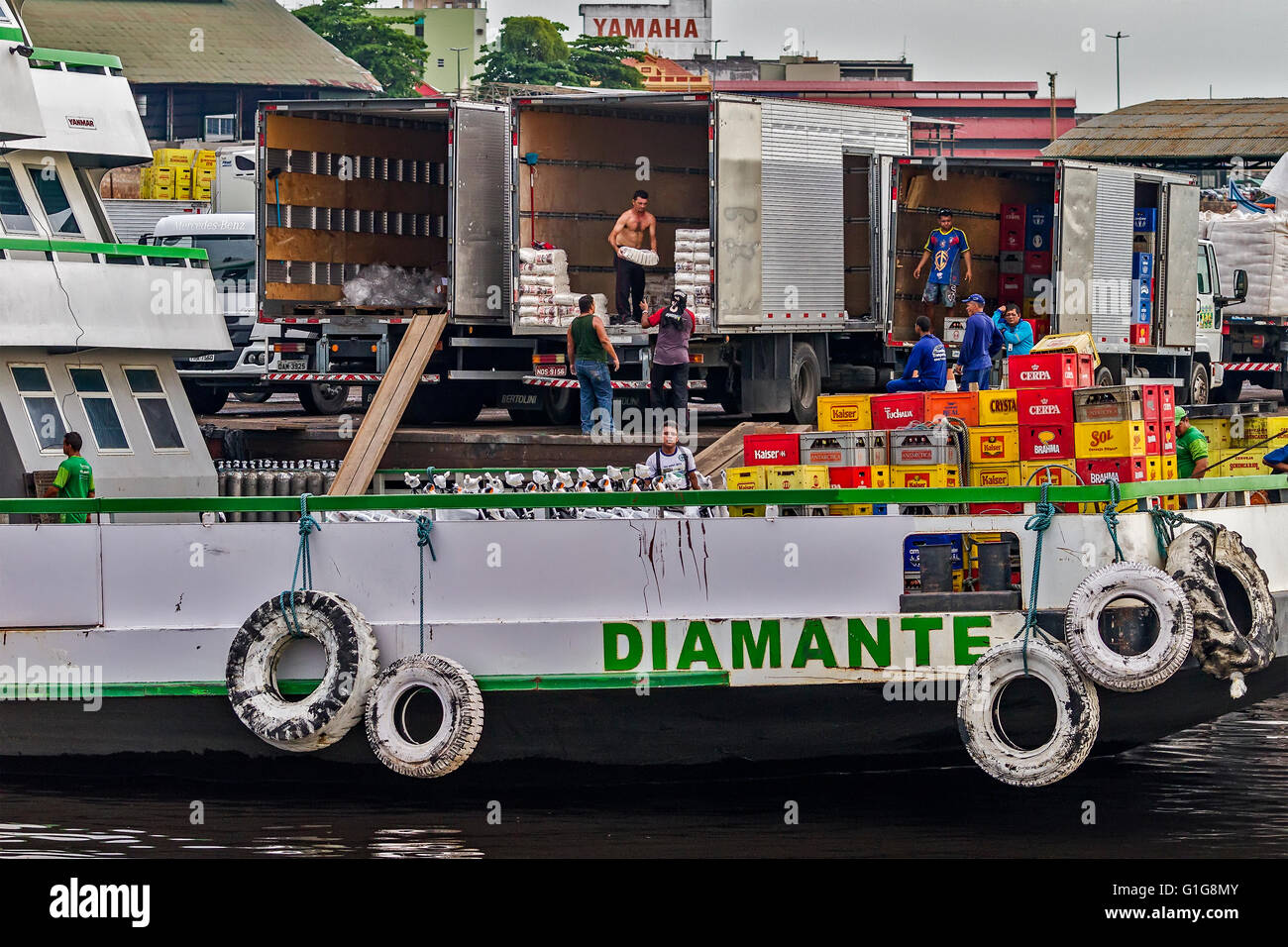 Lorries loading hi-res stock photography and images - Alamy