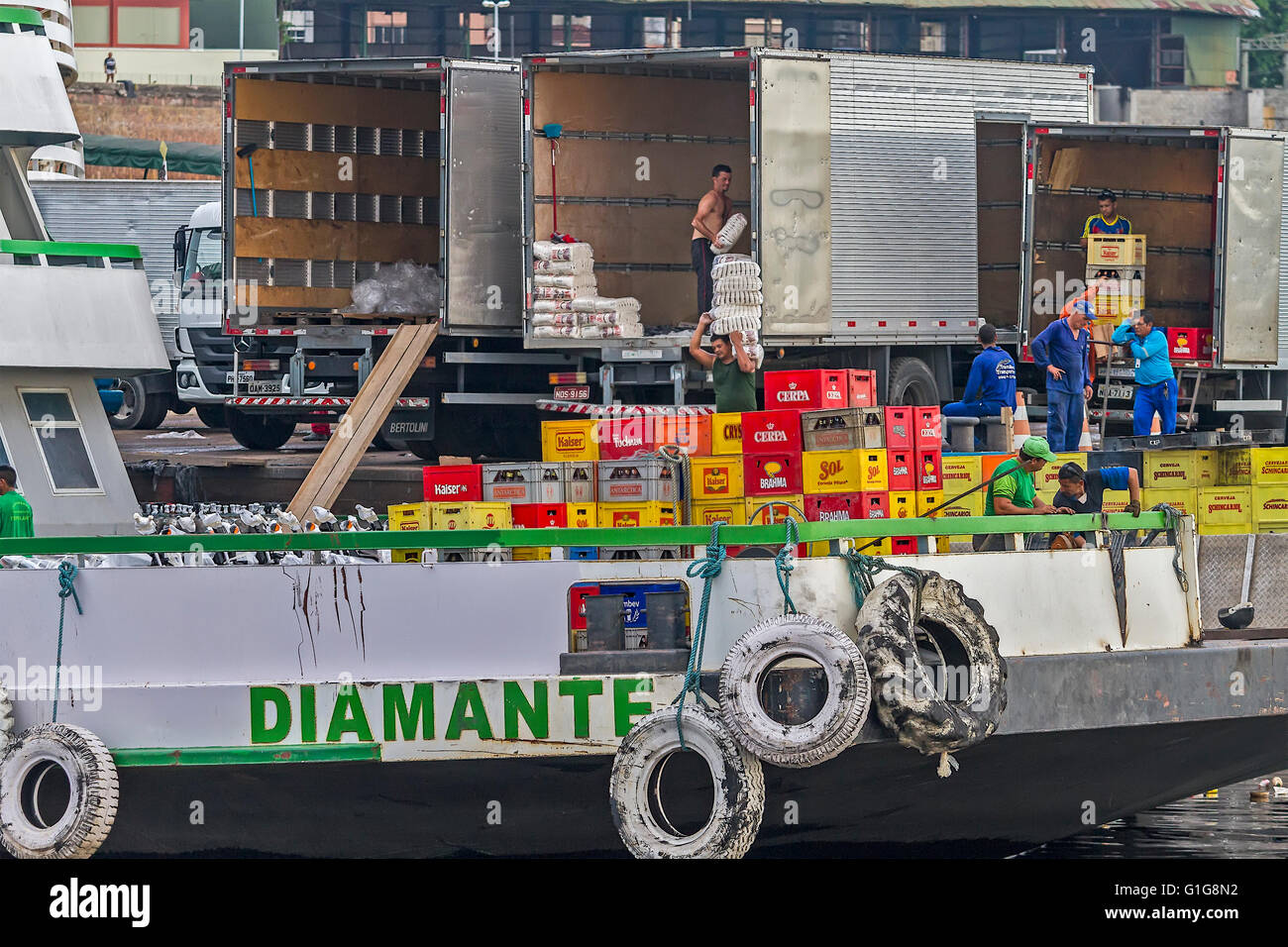 Lorries loading hi-res stock photography and images - Alamy