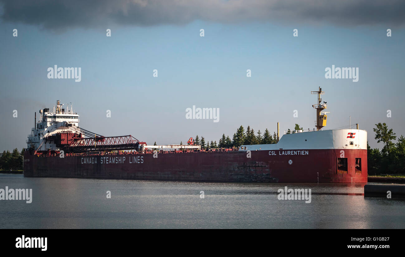 Large great lakes freighter hi-res stock photography and images - Alamy