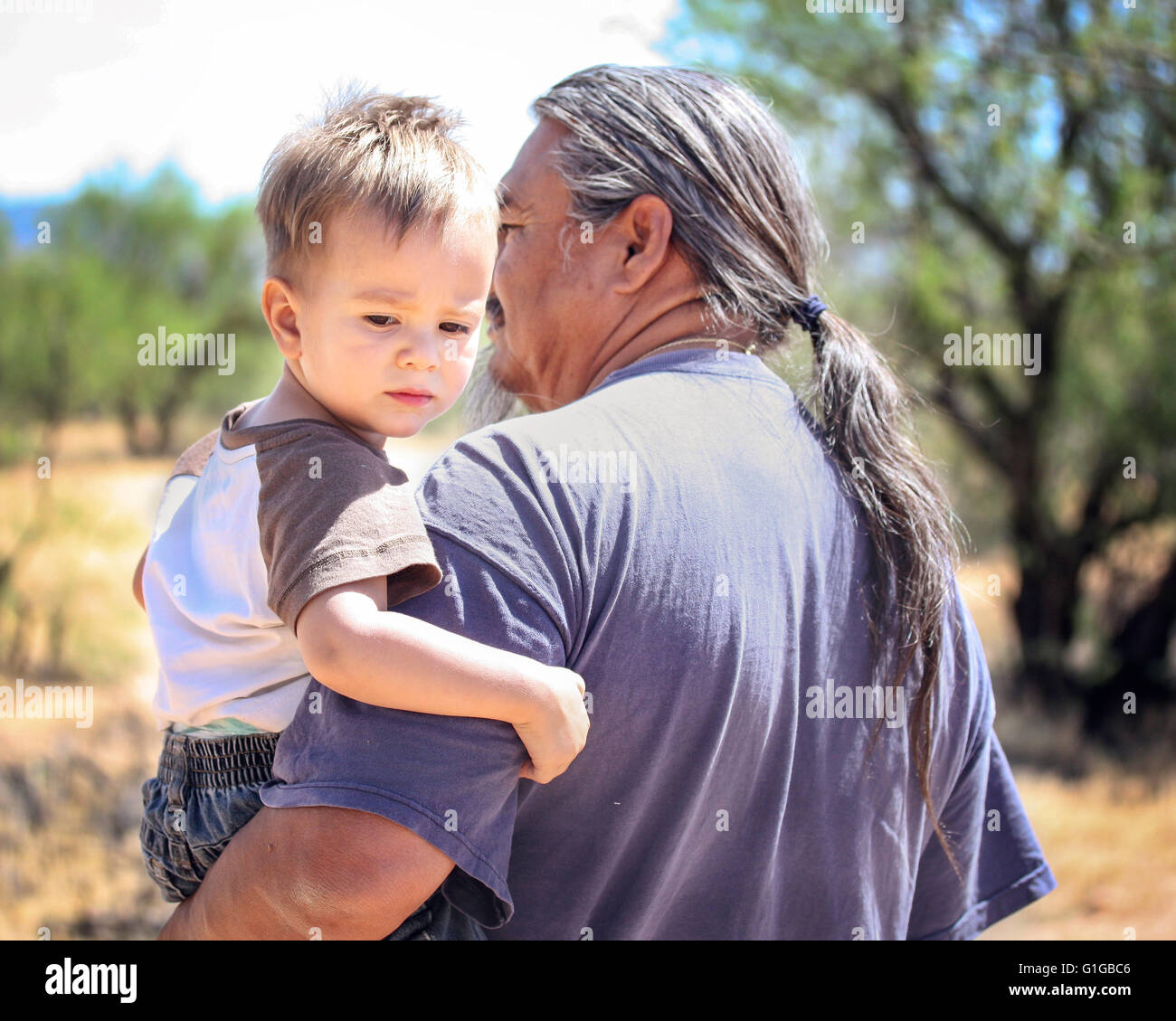 Parent and son indigenous hi-res stock photography and images - Alamy