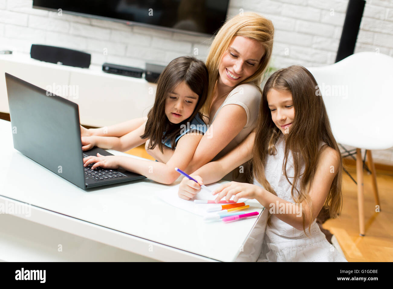 Girls laptop use hi-res stock photography and images - Alamy
