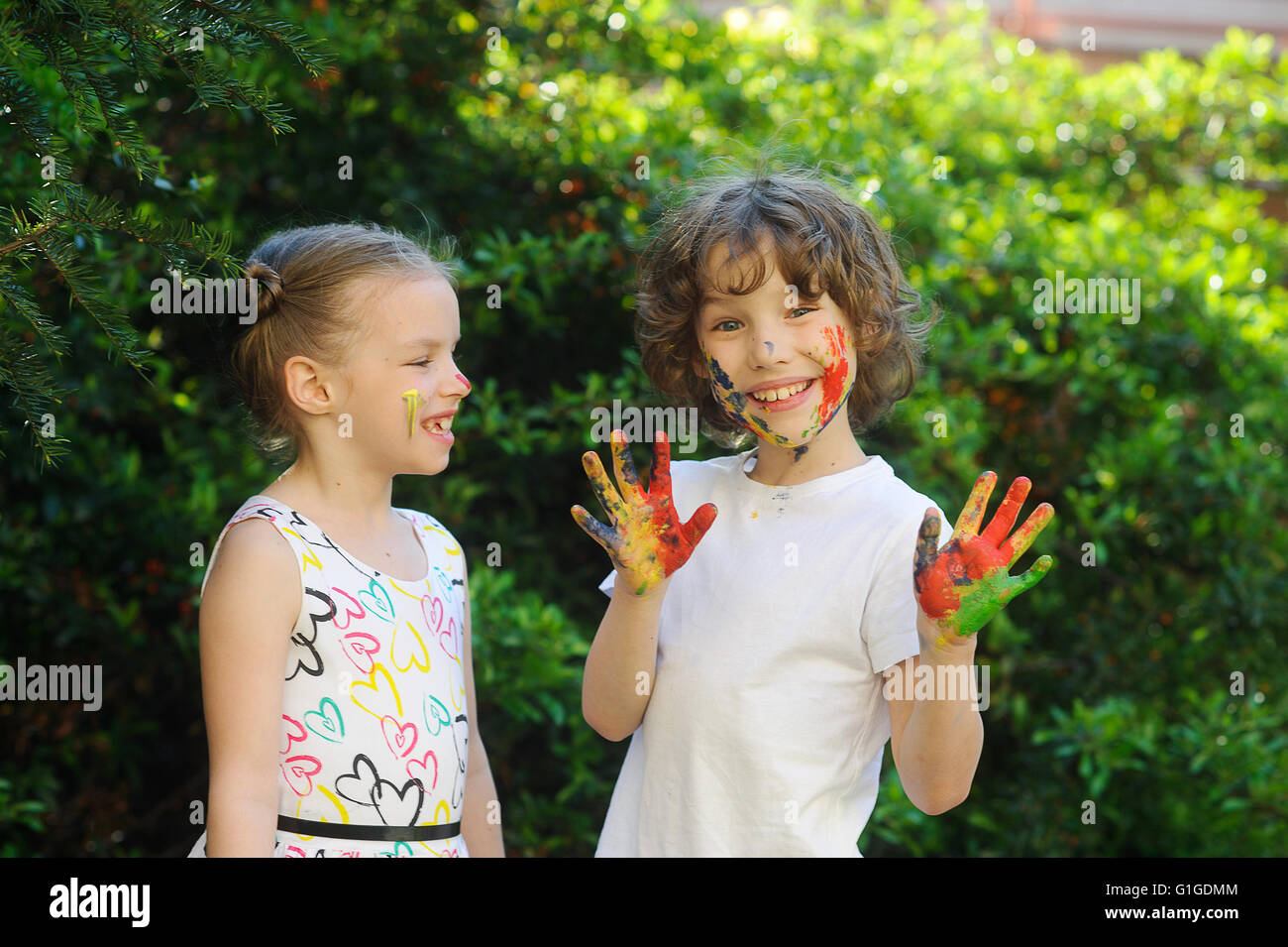 Kids has fun with a painting outdoor Stock Photo - Alamy