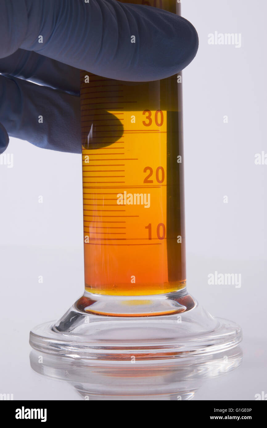 Graduated cylinder chemistry hi-res stock photography and images - Alamy