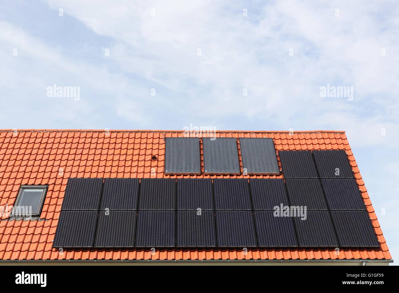 Solar panel house sun hi-res stock photography and images - Alamy