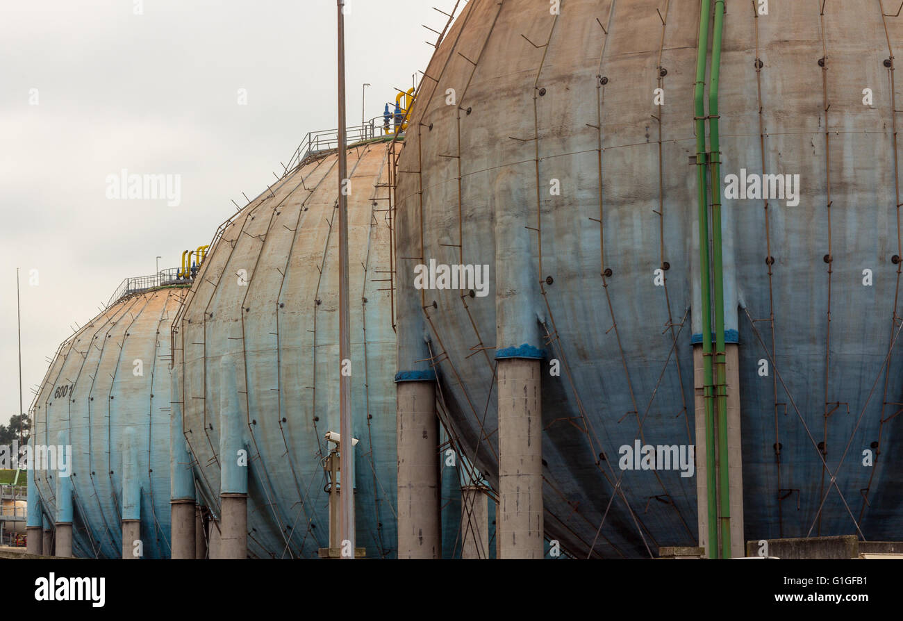 Oil refinery spherical storage tanks hi-res stock photography and ...