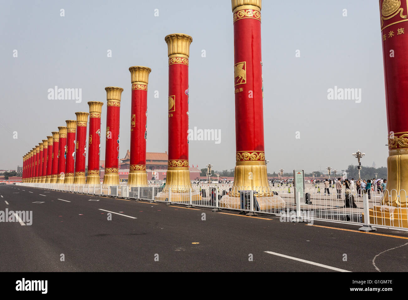 Paintings of mao tse tung at tiananmen gate of heavenly peace hi-res ...