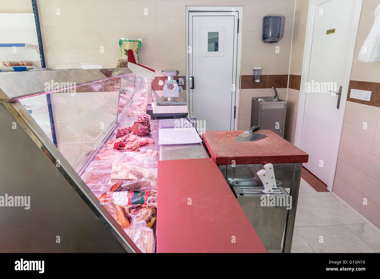 Butchers shop window display of sausages hi-res stock photography and ...