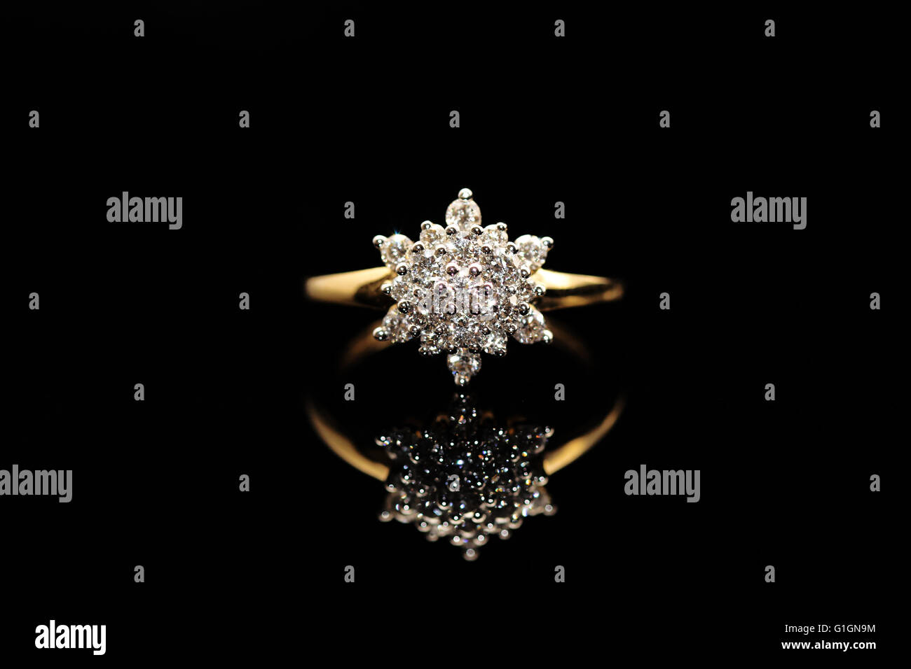 Solitaire diamond ring hi-res stock photography and images - Alamy