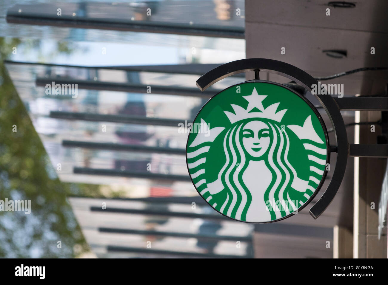 Starbucks coffee shop sign logo Stock Photo - Alamy