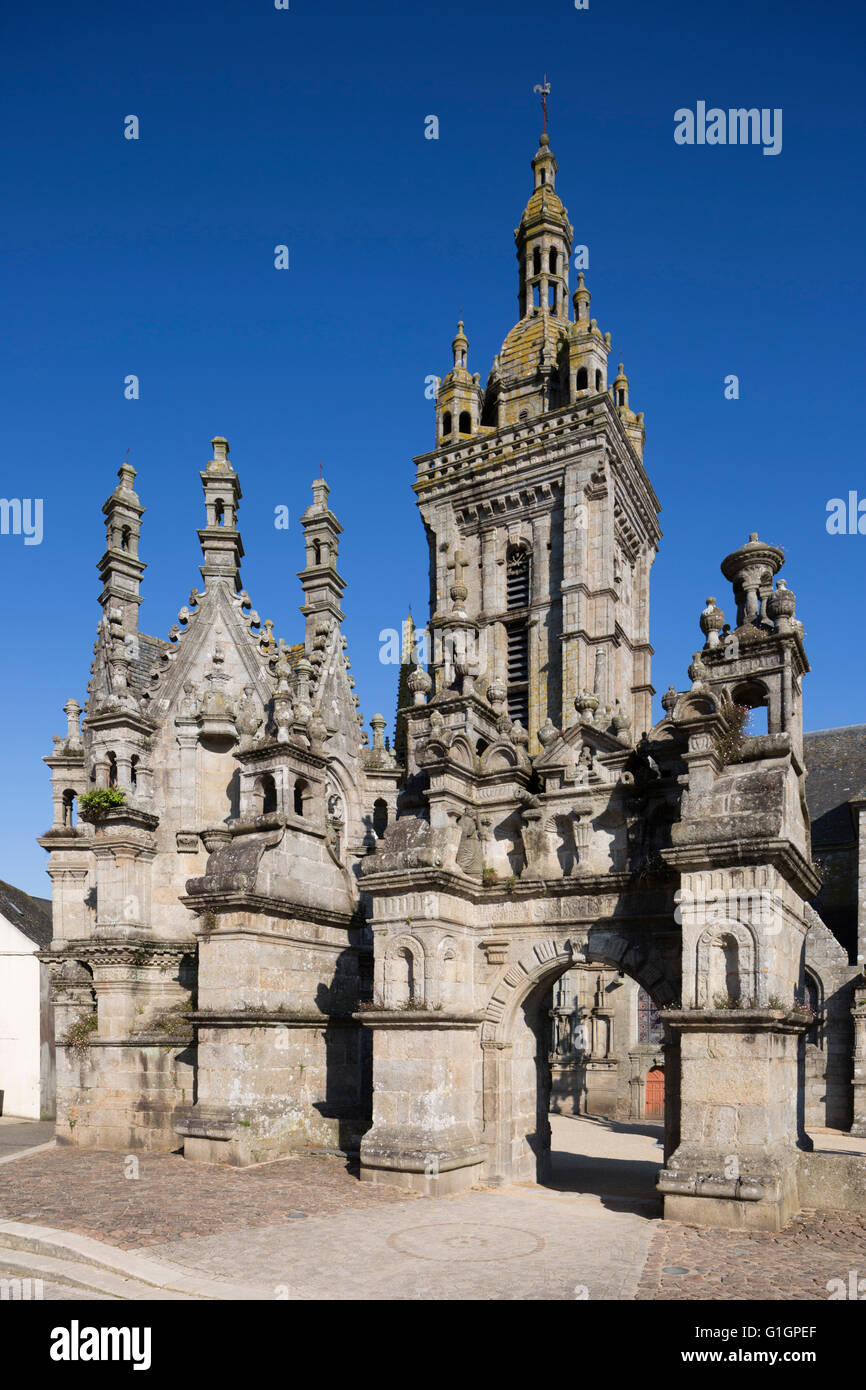 Ceremonial entrance arch and church, Saint-Thegonnec, Finistere ...