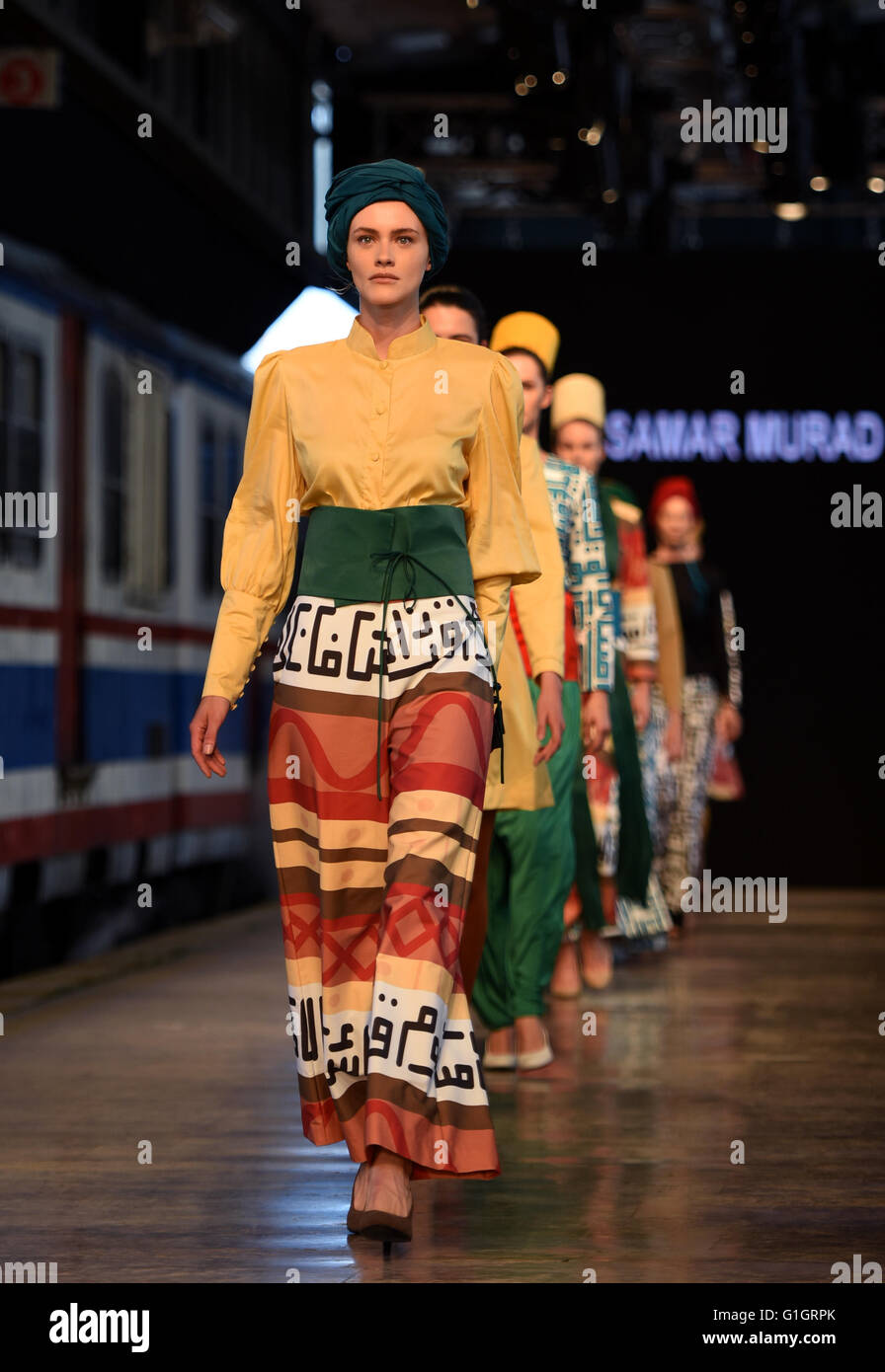 Modest fashion models hi-res stock photography and images - Alamy