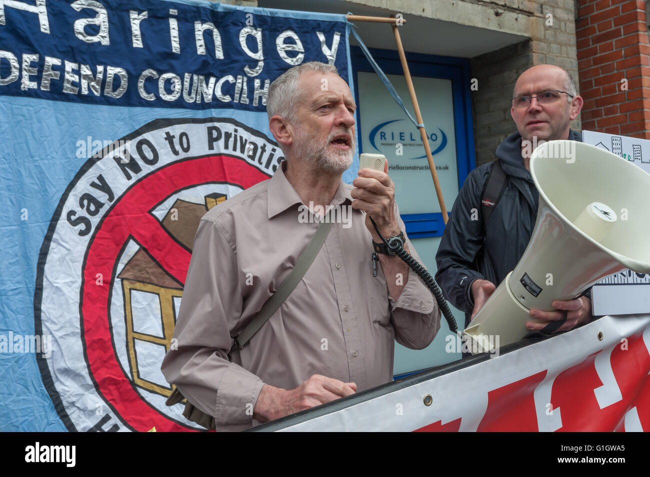 London, UK. 14th May, 2016. Jeremy Corbyn speaks in his constituency at ...
